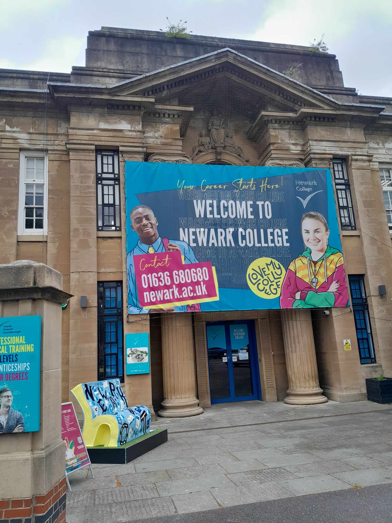 Newark Book bench Trail – CHARLOTTEAART